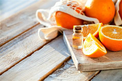 피부 페이스와 바디 케어를 위한 천연 유기농 오렌지 에센셜 오일의 개념 보습 아로마테라피 해독 치료 스트레스 방지 효과 흰색 나무 배경 텍스트에 대한 복사 공간 닫기 0명에