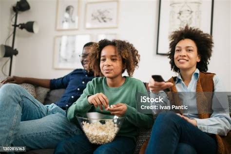함께 Tv를 시청하는 행복한 아프리카 계 미국인 가족의 뒷모습 가족에 대한 스톡 사진 및 기타 이미지 가족 Tv 보기 가정 생활 Istock
