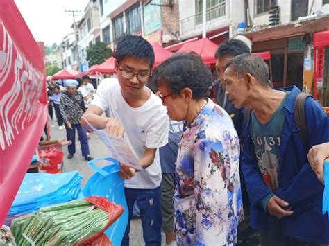 黔西市定新乡开展未成年人保护法主题宣传活动咨询台