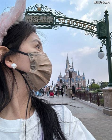 章若楠游玩迪士尼，开心一整天 搜狐大视野 搜狐新闻