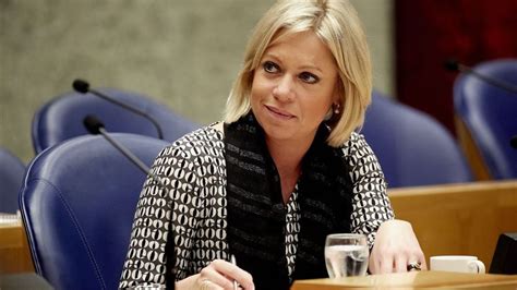 Minister Hennis Vlucht Uit Stadion Hannover 1limburg