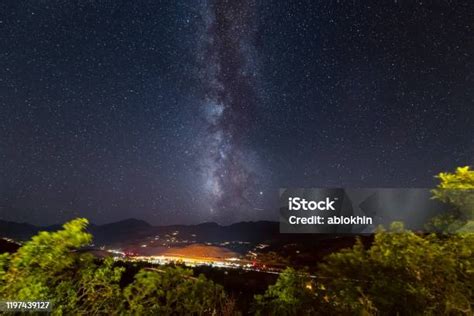 아스펜 콜로라도 록키 산맥 포효 포크 밸리 의 높은 광각 보기 작은 밤 동안 별 별 별 하늘과 은하수 별 풍경 공중 뷰에 대한