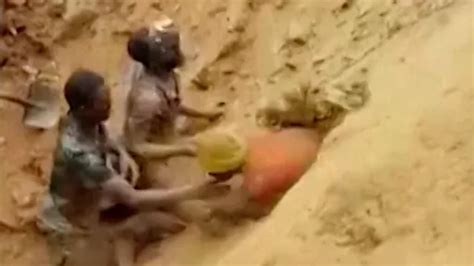 بالفيديو أنقذ عمال منجم ذهب محاصرين بيديه العاريتين Bbc News عربي