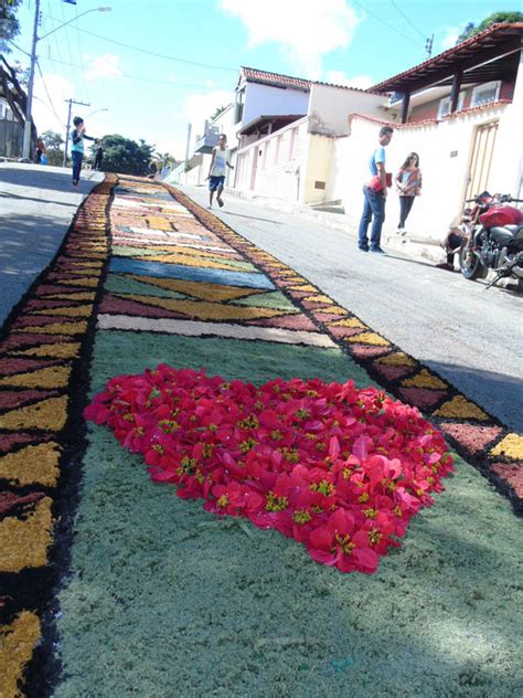 Tradição e fé tapetes de Corpus Christi enfeitam ruas de Itabira