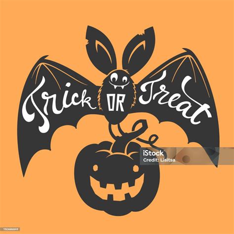 재미 있는 만화 확산 날개와 속임수 또는 오렌지 배경에 대 한 조각 된 할로윈 호박을 취급 하는 글자를 치료와 함께 웃는 박쥐 파티 초대장 축제 배너 포스터에 대 한 벡터