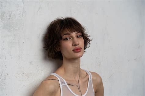Junge Schöne Frau Posiert In Weißen Dessous Im Studio Premium Foto