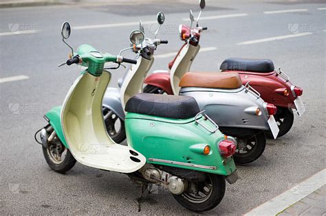 城市街道上的摩托车