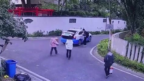 4人翻墙砸窗潜入别墅盗走54斤茅台：成箱抱着往外搬，坐上出租就跑凤凰网视频凤凰网