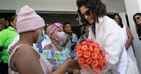 La Miss Universo Nicaragüense Sheynnis Palacios Visita A Niños Con