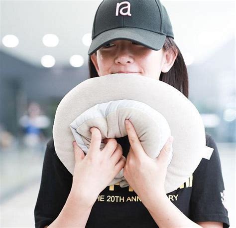 「紙片人辣媽」謝娜瘦身成功，抱u型枕遮素顏，斜眼賣萌少女范！ 每日頭條