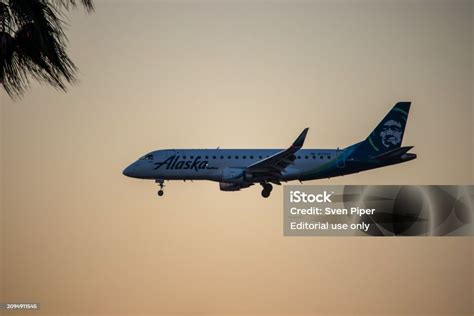 해질녘 알래스카 항공에서 출발한 엠브라에르 Erj175 비행기의 측면 모습 Embraer E175에 대한 스톡 사진 및 기타