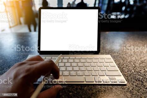 빈 화면 노트북 컴퓨터 현대 남자는 카페에서 나무 테이블에 커피 컵빈 흰색 데스크톱 화면객실 노트북을 사용 Brand Name