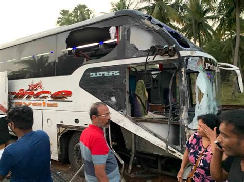 සුඛෝපභෝගී බස් රථයක් ලොරියක ගැටී යාපනයේ දරුණු අනතුරක් ඡායාරූප