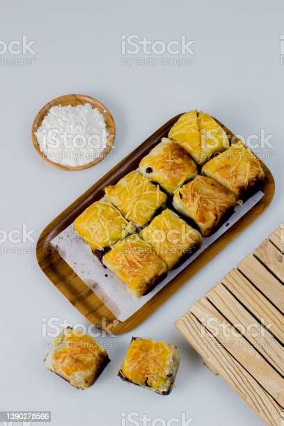 바나나 볼렌 또는 퍼프 패스트리와 바나나 랩 보통 주어진 치즈 토핑 0명에 대한 스톡 사진 및 기타 이미지 0명 가득 찬