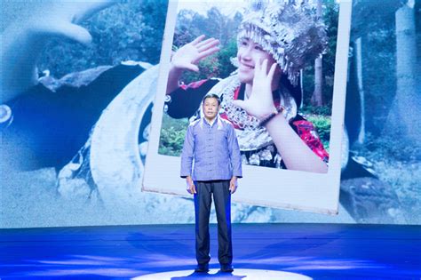 面对扶贫攻坚这条“长征路”，不获全胜、决不收兵—黑龙江卫视《致敬英雄》向“扶贫之花”黄文秀致敬！ 中国少年儿童文化艺术基金会