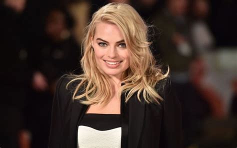 Cute Smiling Actress Margot Robbie Hd Photos Margot Robbie Photo