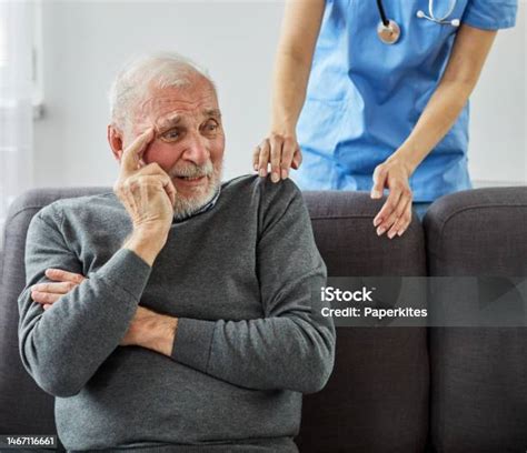 간호사 의사 노인 간병인 도움 지원 퇴직 가정 간호 노인 슬픈 우울증 혼자 외로움 건강 지원 가족 손 어깨 딸 마음이 산란해진에 대한 스톡 사진 및 기타 이미지 Istock