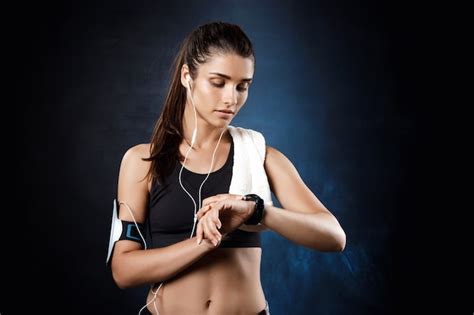 Free Photo Young Beautiful Sportive Girl Posing Over Dark Wall