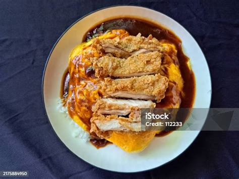 스팀 엔드 라이스 에그 쉬폰 오므라이스 소스 치킨 커틀릿 캐러멜리젠드 양파를 곁들인 맛있는 치킨 에그 쉬폰 음식 메뉴 평면도 0명에 대한 스톡 사진 및 기타 이미지 Istock