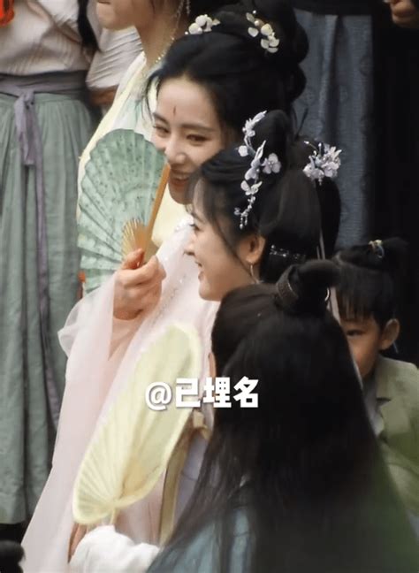 美女好养眼！刘诗诗吴宣仪沈月章若楠同框路透曝光 搜狐大视野 搜狐新闻