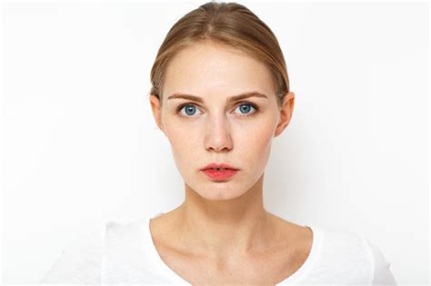 젊고 아름 다운 유럽 여자의 초상화입니다 그녀 동료 달아에 거리에 고 그녀의 눈이 활짝 열려 있습니다 광대한에 대한 스톡 사진 및 기타 이미지 Istock