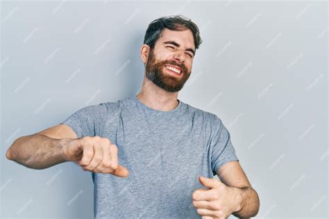 Homem Caucasiano Com Barba Vestindo Camiseta Cinza Casual Expressão De