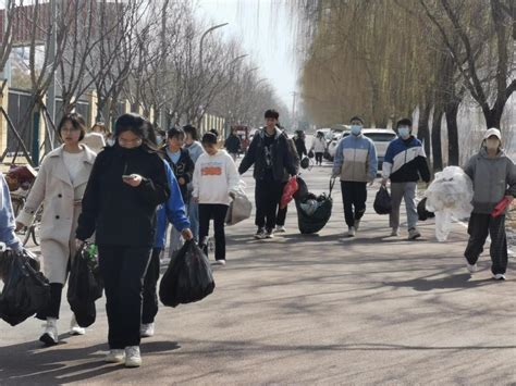 践行雷锋精神 守护美丽沣河 语传学子在行动 西安明德理工学院