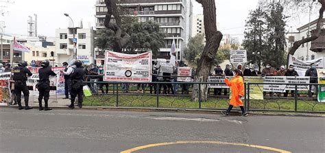 Sindicatos Protestan Frente Al Ministerio De Trabajo Rel Uita