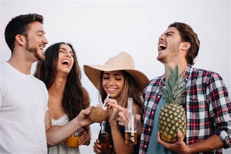 Amigos Riendo En Una Fiesta De Playa Descargar Fotos Gratis