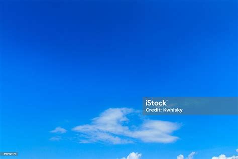 清澈的藍天白雲萬里無雲的天空藍天白雲遮蔽了白晝淒涼空曠的空氣清新 照片檔及更多 乾淨 照片 乾淨 地勢景觀 夏天 Istock