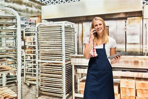 금발 머리 여성젊은 여성 베이커리소매 직업 요리점포에 서 있는 빵집레스토랑에 서 있는 앞치마유니폼 흥분행복미소외치고 제빵 하는 축하 금발 머리에 대한 스톡 사진 및 기타