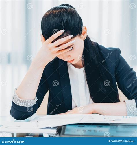压力迫使女商人办公室 库存图片 图片 包括有 题头 公司 成人 纸张 院长 办公室 工作 165470703