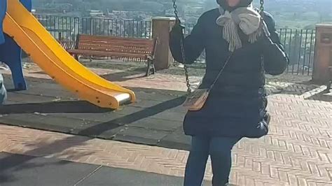 Катаюсь на качеле в итальянской деревне Колонна