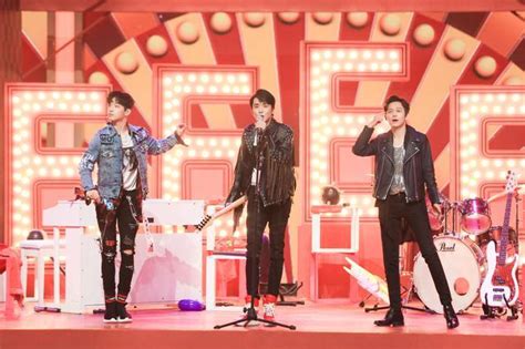 張新成湖南衛視2018元宵喜樂會酷玩混搭 金曲串燒嗨翻全場 每日頭條