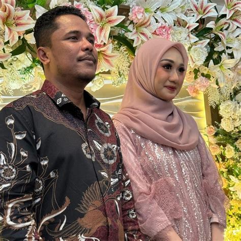 Kisah Cinta Kayak Ftv 8 Potret Pertunangan Mamat Alkatiri Dan Nafha