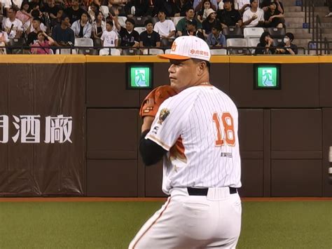 影好感人！潘威倫搭車進場迎職業生涯最終戰 好友陽建福親自開門相迎