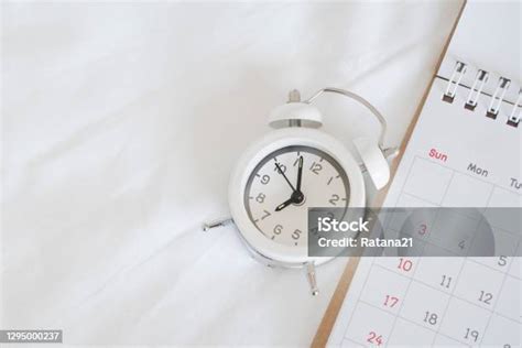 화이트 아날로그 알람 시계 및 화이트 침대에 달력 라이프 스타일과 계획 여행 일정 또는 홈 컨셉에서 작업 잠자기에 대한 스톡 사진 및 기타 이미지 Istock