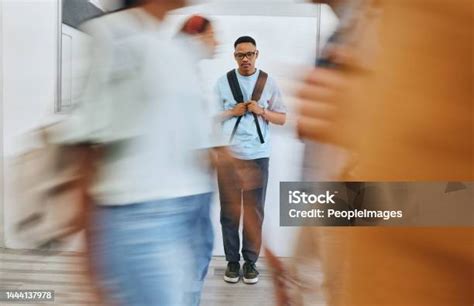 왕따 우울증 및 슬픈 대학생 흑인 및 바쁜 대학의 정신 건강 문제 사회 불안 우울하고 외로운 캠퍼스 남자 패자 및 희생자는 학교