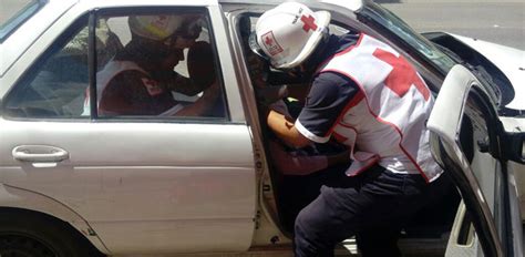 Dos lesionados en choque entre un automóvil y un camión Noticieros En