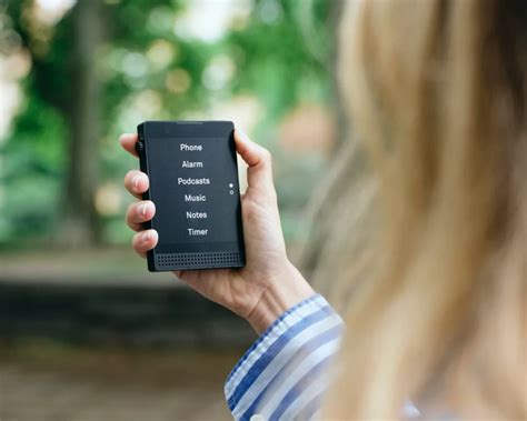 라이트 폰 3 스마트폰의 번잡함 대신 미니멀리즘을 추구하는 휴대전화