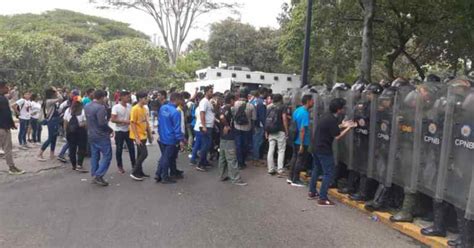 Estudiantes Venezolanos Fueron Reprimidos Con Gases Lacrimógenos
