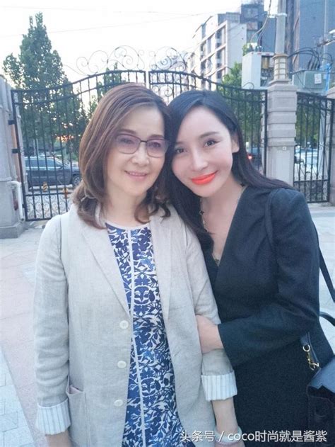 李小璐和閨蜜太像了吧！估計賈乃亮也分不清，嘴唇亮了！璐媽好美 每日頭條