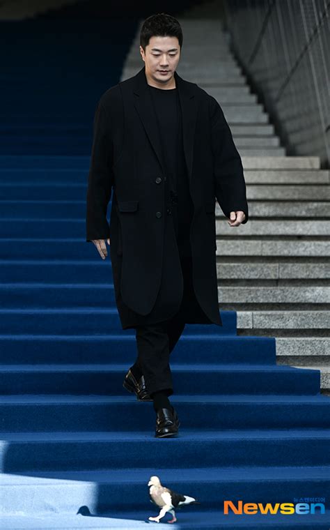 권상우 ‘왠 비둘기가 [포토엔hd] 손에 잡히는 뉴스 눈에 보이는 뉴스 뉴스엔