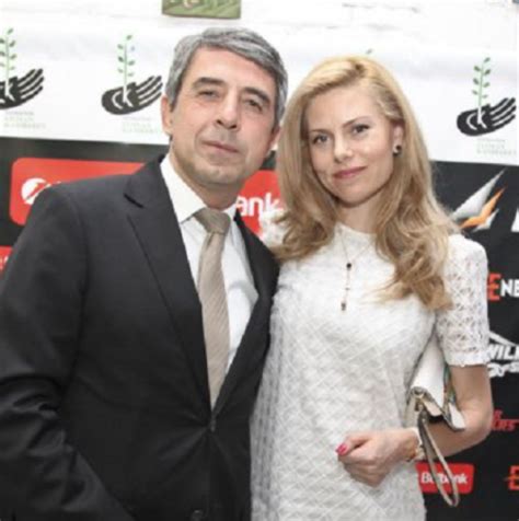 Деси Банова и Росен Плевнелиев за пръв път показаха детето си Снимка За Жената