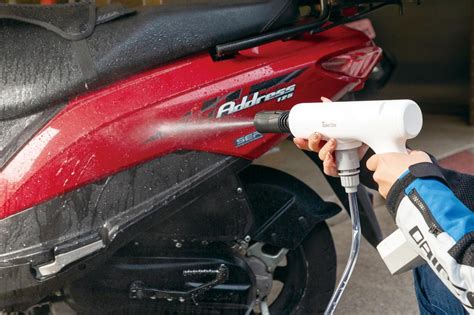 バケツの水で高圧洗浄！ 水道不要のコードレス高圧洗浄機は本格的な洗車をグッと気軽なものにしてくれる Webオートバイ