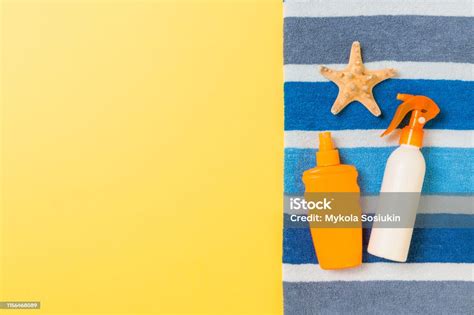 복사 공간이있는 비치 플랫 레이 액세서리 줄무늬 파란색과 흰색 수건 조개와 노란색 배경에 선 블록 한 병 여름 휴가 컨셉 개념에