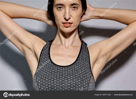 一个女人举起手 露出腋窝下的头发 一个自然的女孩没有刮胡子腋窝 女权主义概念 一个有毛茸茸腋窝的女人身体呈阳性女权运动页 — 图库照片©marikun21＃483717252