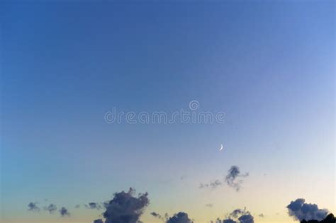 Media Luna En La Luna Del Cielo En Un Cielo Despejado Por La Noche Foto De Archivo Imagen De
