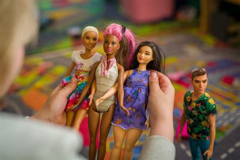 อะไรทำให้ Barbie ทำเงินพันล้าน และเบื้องหลังการรีแบรนด์ครั้งสำคัญของ