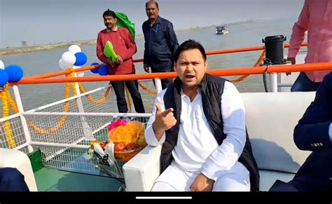 पटना में गंगा में तैरते रेस्टारेंट का मजा लीजिए डिप्टी Cm तेजस्वी ने